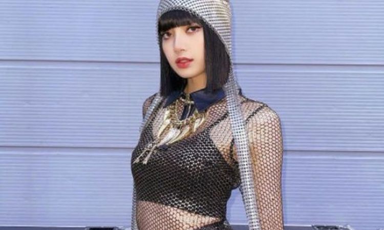 Lisa, do BLACKPINK, mostra seu corpo esguio em novas fotos | KpopLat