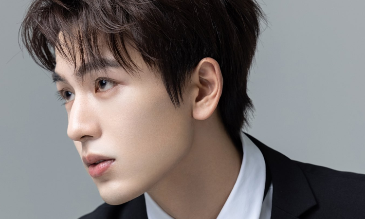 Vídeo: os fãs de Zhai Xiaowen quebram acidentalmente um vaso e ele paga ...