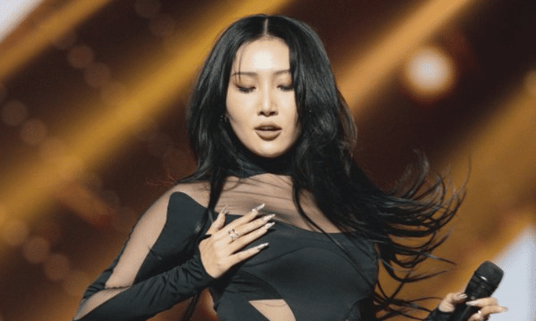 Hwasa de MAMAMOO enfrenta críticas por gesto “obsceno” durante festival universitario | KpopLat